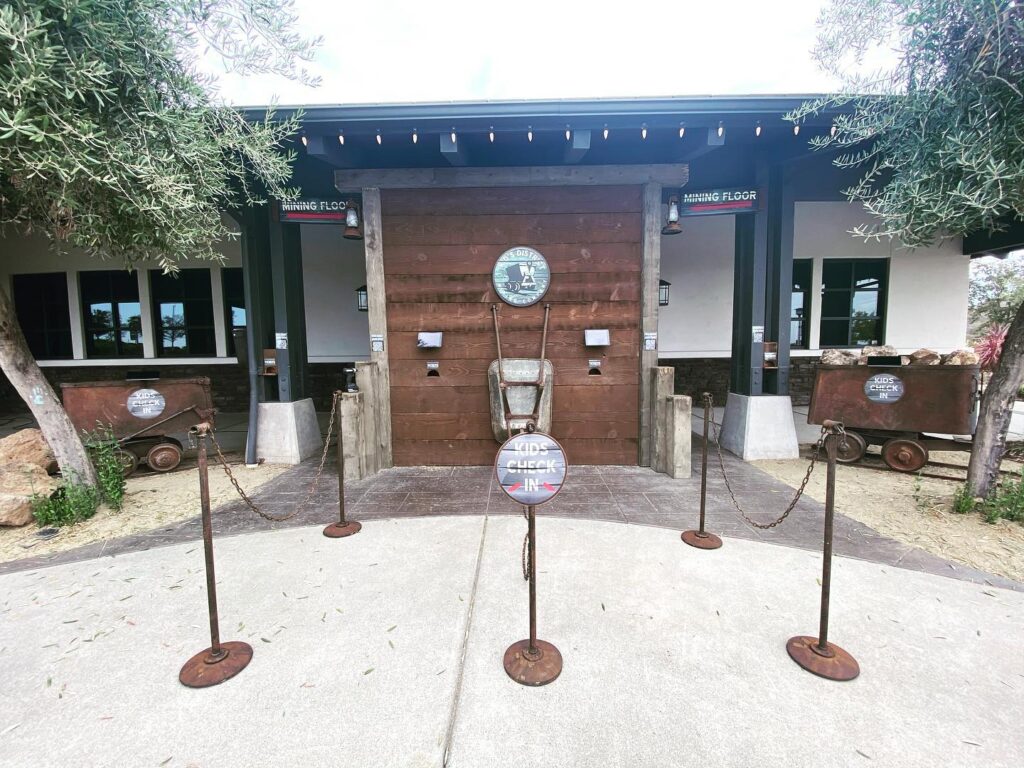 Exhibit Entrance - Sign Technology